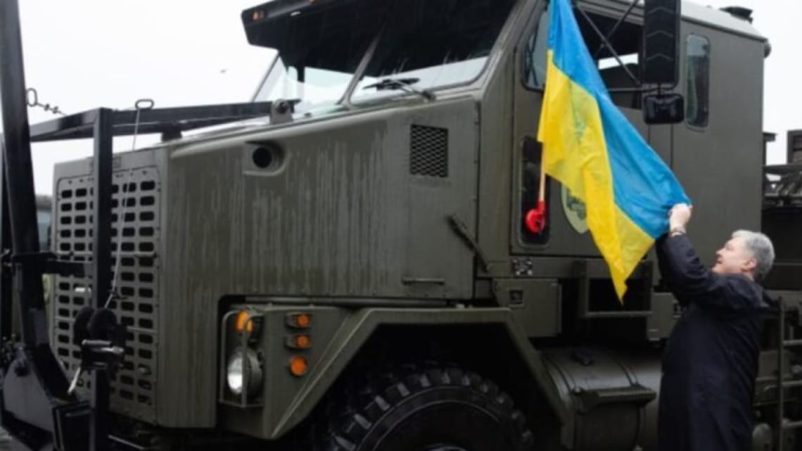 Порошенко передав на фронт найбільший у світі тягач Oshkosh M1070