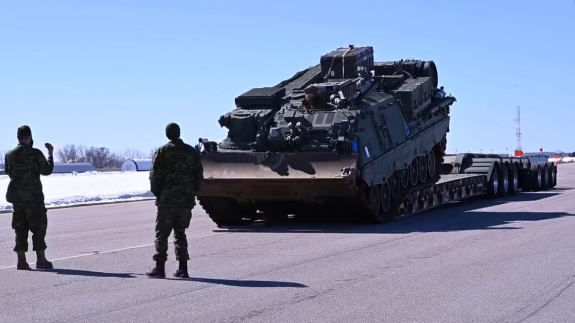 Канада відправила до України броньовані ремонтно-евакуаційні машини ...